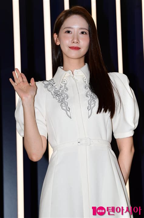 Ten포토 윤아 손 흔드는 인형 텐아시아