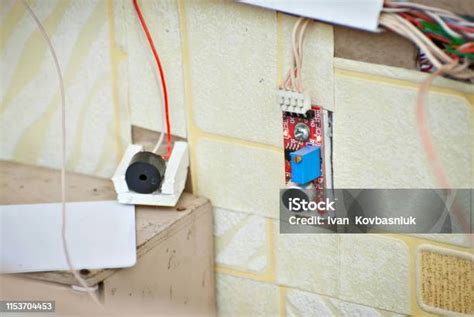 전자 및 로봇의 수 제 신호 및 안전 장치의 작업을 축소 된 형태로 시연 합니다 전자 기기 및 메커니즘은 과학 전시회에서 제공 됩니다 0명에 대한 스톡 사진 및 기타 이미지