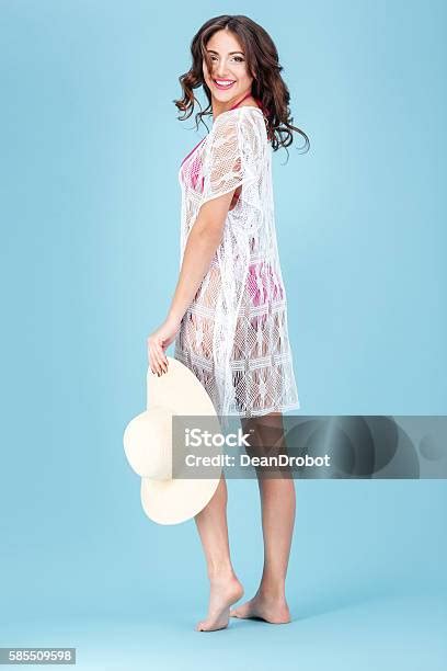 해변 모자를 들고 수영복을 입고 미소 짓는 아름다운 여성 가냘픈에 대한 스톡 사진 및 기타 이미지 가냘픈 가슴 골 갈색 머리 Istock