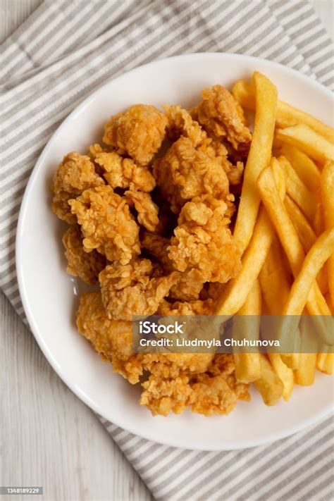 수제 프라이드 치킨 바이트와 감자 튀김 천에 접시에 위에서 보기 플랫 레이 상단 뷰 오버헤드 클로즈업 0명에 대한 스톡 사진 및 기타 이미지 Istock