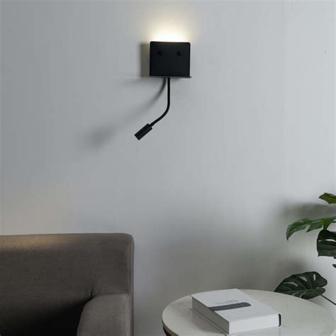 Zwart LED Wandlampje Met USB Lader En Leeslampje