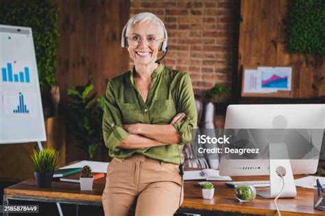 노인의 초상화 기업 여성 운영자 팔짱을 끼고 셔츠 현대 로프트 인테리어 비즈니스 센터 사무실 실내 55 59세에 대한 스톡 사진 및 기타 이미지 Istock