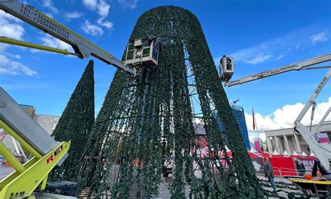 Afrojnë Festat Në Tiranë Vendoset Pema E Krishtlindjes Në Sheshin