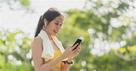 스포츠 활성 아시아 여성 스포츠 천 설정 스마트폰 재생 그녀의 달리기 루틴 운동 준비 아침 건강한 라이프 스타일 웃는 스포츠