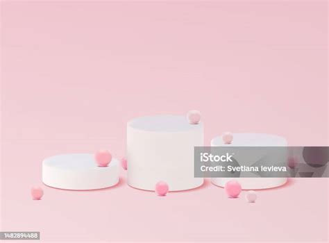 진주 구슬이 있는 부드러운 분홍색 파스텔 호화로운 배경에 세 개의 흰색 3d 연단 계단 받침대 형태로 수상 제품을 수여하는 추상적 인 단계 벡터 카탈로그 스튜디오 3가지