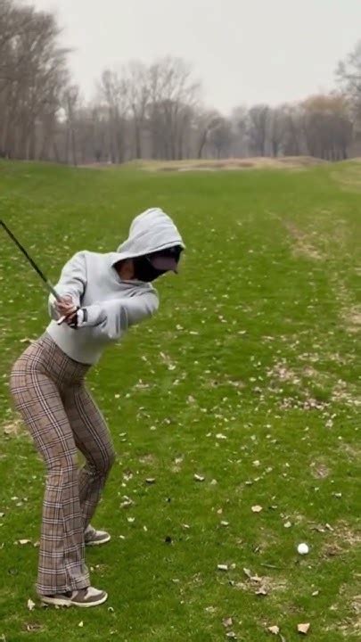 스윙보셔야지 대체 어딜보세요 드라이버 헤드 색상이 뭐였죠 골프여신 골프프로 골프스윙 비거리향상 여자골프 골프스윙 미녀 여자친구 여자 Golfgirl