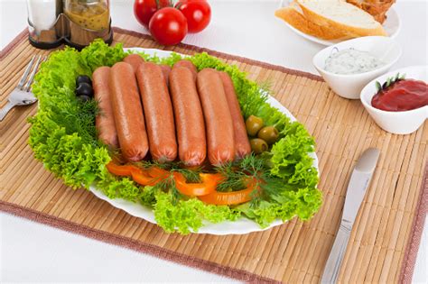 토마토 오이 채소와 소시지 훈제 검정 또는 흰색 빵 제공 완벽 한 추가 이다 매운 소스와 겨자 저녁 식사를 위해이 요리 제공 강도와 쾌활 합니다 갈색에 대한 스톡 사진 및