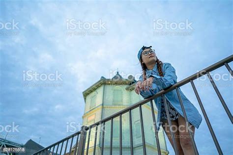 젊은 예쁜 아시아 소녀는 파란색 청바지 셔츠와 모자를 착용합니다 간사이 지역에 대한 스톡 사진 및 기타 이미지 간사이 지역 거리 게이샤 견습생 Istock