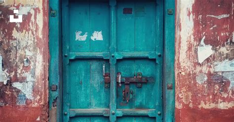 파란색 나무 닫힌 문이 있는 갈색 콘크리트 건물 사진 Unsplash의 무료 파랑 이미지