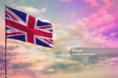 다채로운 흐린 하늘 배경에 콘텐츠에 대 한 공간을 가진 팔 딱 영국 플래그 이랑 0명에 대한 스톡 사진 및 기타 이미지 0명 기 러시아 Istock