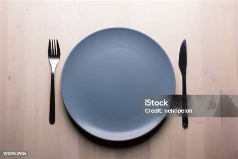 레스토랑 테이블 접시 칼 및 포크 레스토랑 개념의 상위 뷰 0명에 대한 스톡 사진 및 기타 이미지 0명 강철 개체 그룹 Istock