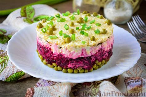 Рецепт: Слоёный салат со свёклой, солёными огурцами, сыром и зелёным ...