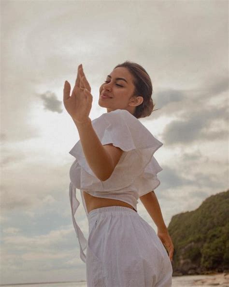 Potret Seksi Ariel Tatum Pakai Baju Belahan Dada Rendah Di Pantai