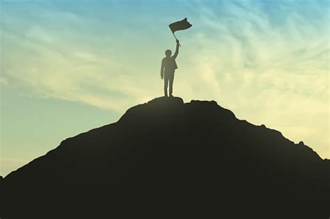 성공 개념 젊은 남자와 플래그의 실루엣 언덕 하늘과 태양 빛 배경의 상단에 성공을 축하합니다 비즈니스 성공 리더십 성취 및 목표 개념 기에 대한 스톡 사진 및 기타 이미지