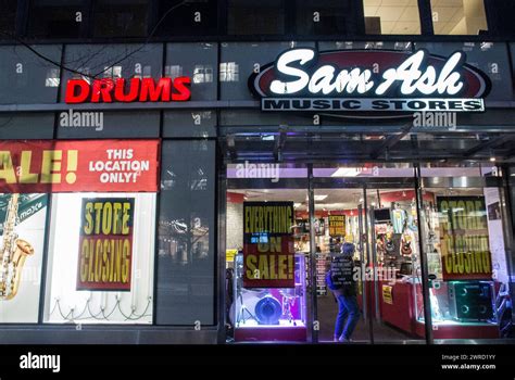 New York New York Usa 11th Mar 2024 Sam Ash Flagship Music Retail Store In New York City