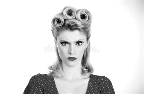 Joven Serio Loca Y Furiosa Joven Mujer De Pie Sobre Fondo Blanco Retrato De Mujer Hermoso