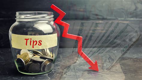 유리 항아리 동전과 비문 팁 그리고 아래로 화살표 카페와 레스토랑에서 좋은 서비스에 대 한 상 서비스의 낮은 수준 팁 돈의 수준 감소입니다 10 센트에 대한 스톡 사진 및