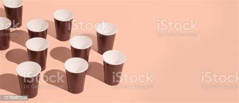 베이지 색 배경에 등색으로 커피 플라스틱 컵 최소 여전히 삶의 예술 복사 공간 0명에 대한 스톡 사진 및 기타 이미지 0명 갈색 노란색 배경 Istock