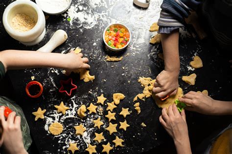 아이들은 어두운 부엌 테이블에서 별 모양의 생일 쿠키를 준비합니다 집에서 부엌에서 가족 공동 활동 위에서 볼 수 있습니다 3 명에 대한 스톡 사진 및 기타 이미지 Istock