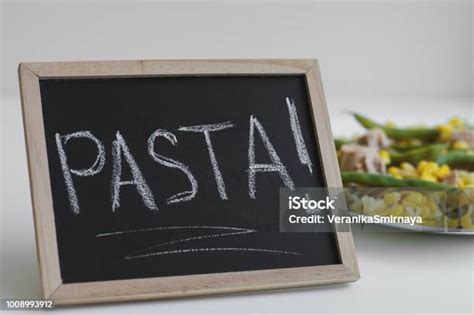 단어 파스타 작은 액자 칠판과 참치 옥수수와 하얀 테이블에 녹두 Fusilli 파스타의 부분에 서 면 0명에 대한 스톡 사진 및 기타 이미지 Istock