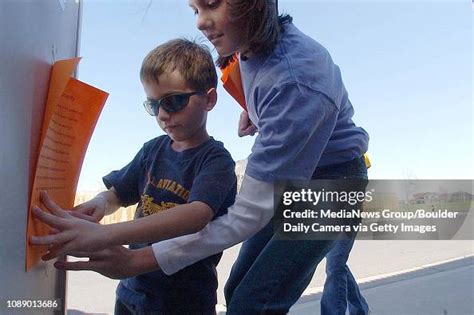 Matthew Claar Left Gets Help Form His Sister Tasha Speers Taping A Photo Dactualité Getty