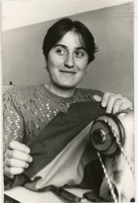 Iverieli ახალგაზრდა ქალის ფოტო სამკერვალო საამქროში