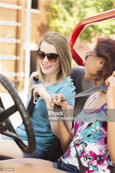 다중 민족별 10대 걸스 고정하는 안전 벨트 운전하기 전에 차량 안전 스티어링 휠에 대한 스톡 사진 및 기타 이미지 스티어링 휠 여자 안전벨트 Istock