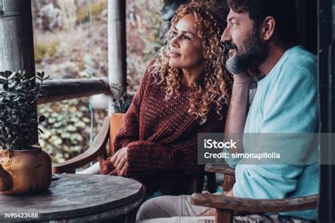 고요한 커플은 집 밖 파티오 테라스에서 테이블에 앉아 야외에서 함께 시간을 즐긴다 남자와 여자는 휴식 여가 활동을 한다 사랑과 관계 영원한 사람들 2명에 대한 스톡 사진 및