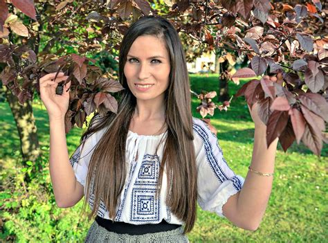 Folclorista Daniela Ploia Are Stofă De Manechin A Făcut Senzație La O Prezentare De Modă