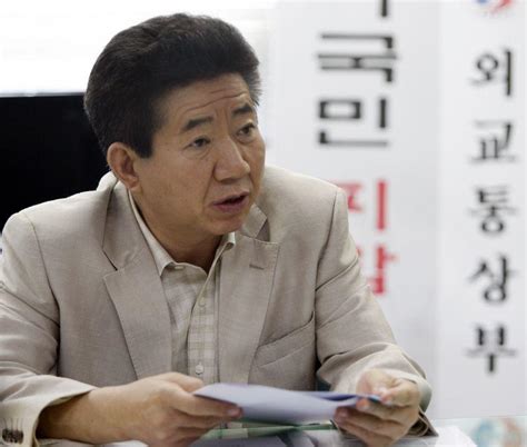 [노무현사료관] [아프가니스탄 피랍대책본부를 방문하여 향후 대책을 보고받는 노무현 대통령]