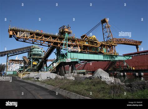 Bulk Loading Ship At Port With Conveyor System Stock Photo Alamy