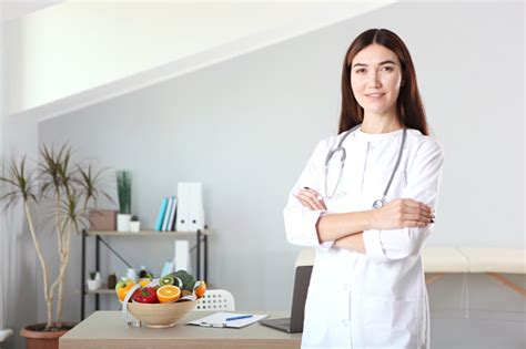 그녀의 사무실에서 의사 영양사는 건강한 식사의 개념을 보여줍니다 건강관리와 의술에 대한 스톡 사진 및 기타 이미지 건강관리와 의술 건강한 생활방식 건강한 식생활