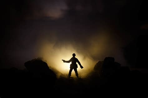 전쟁 개념 전쟁 안개 하늘 배경에 장면 싸우는 군사 실루엣 차 세계 대전 군인 밤에 흐린 스카이 라인 아래 실루엣 공격 장면 장갑차 탱크 전투 국방 목표에 대한 스톡 사진