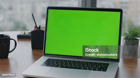 사무실 책상에 서 있는 현대적인 그린 스크린 노트북이 가까이 있습니다 크로마 키 컴퓨터 크로마 키에 대한 스톡 사진 및 기타 이미지 크로마 키 노트북 컴퓨터 Istock