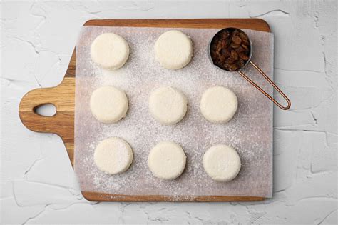 익히지 않은 코티지 치즈 팬케이크와 건포도가 하얀 질감의 테이블에 있는 나무 판자 탑 뷰 날것에 대한 스톡 사진 및 기타 이미지