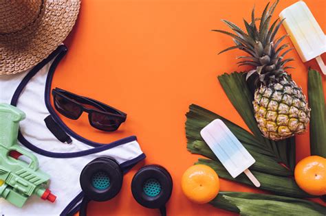 여름 액세서리의 상위 보기 오렌지 배경입니다 복사 공간 과일에 대한 스톡 사진 및 기타 이미지 과일 모자 모자류 선글라스 Istock