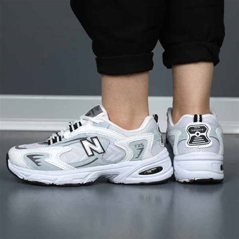 کتونی نیوبالانس 725 دخترانه سفید آبی کد 23