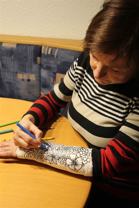 Kuhartnica Pobarvanka Za Odrasle Na Mavcu Ideja Kako Porisati Mavec Na Zlomljeni Roki Ali Nogi