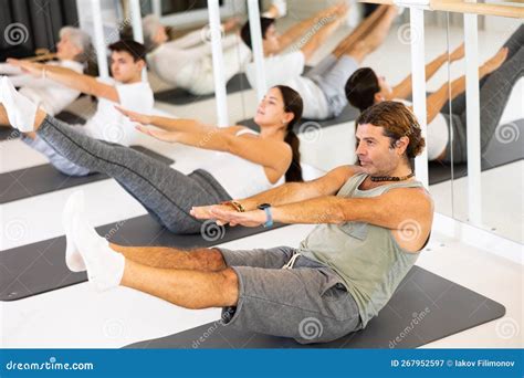 Grupo De Diferentes Personas Haciendo Ejercicios En El Gimnasio Imagen De Archivo Imagen De