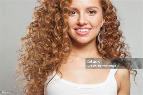 긴 웨이브 헤어 스타일 자연스러운 메이크업 및 깨끗한 피부를 가진 사랑스러운 여성 패션 모델 헤어케어 페이셜 트리트먼트 및 스킨케어 컨셉 20 24세에 대한 스톡 사진 및