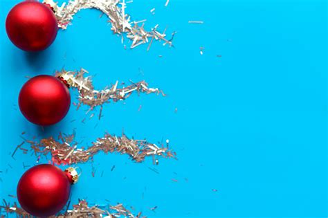 밝은 파란색 배경에 실버 틴셀 줄무늬가있는 빨간색 Baubles 플랫 레이 상단 보기 복사 공간 Xmas 인사말 카드입니다 0명에 대한 스톡 사진 및 기타 이미지 Istock