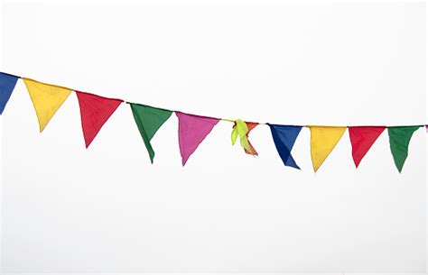 다채로운 색된 삼각형 플래그 흰색 배경에 고립 된 밧줄에 그리고 바람에 펄 럭 임 휴일 훈장 카니발 축제 Carnival에 대한