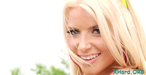 Wanton Slut Anikka Albrite Enjoys A Wet Session Eporner