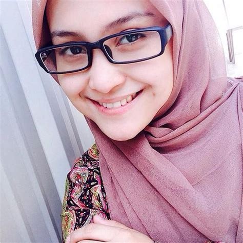 Gadis Cantik Pakai Cermin Mata Azhan Co
