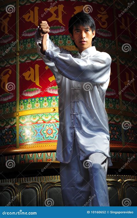 Junger Asiatischer Mann In Der Traditionellen Kleidung Stockfoto Bild