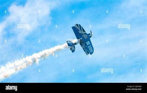 Pilot Rich Goodwin Flies G Jpit A Stunt Plane He Built Upside Down At