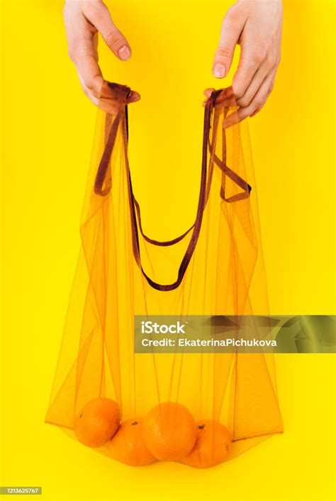 밝은 노란색 배경에 에코 패키지 제로 폐기물 및 안티 비닐 봉투 0에 대한 스톡 사진 및 기타 이미지 0 가방 감귤 Istock