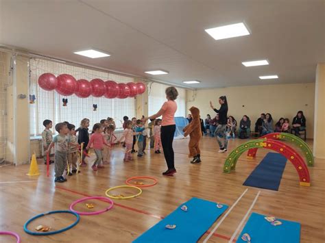 Малчугани от ДГ Единство Творчество Красота твориха заедно с родителите си снимки