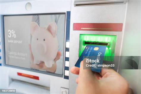 신용 카드를 사용하여 Atm에서 돈을 인출 가까운에 대한 스톡 사진 및 기타 이미지 가까운 개성 개념 거래 내역서 Istock