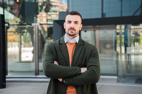 진지하고 사려 깊은 표정을 가진 젊은이 잘 차려 입은 남자 자신감 넘치는 태도로 앞을 바라보는 잘생긴 수염 난 남자의 개별 초상화를 클로즈업하고 야외에 서 있는 카메라를